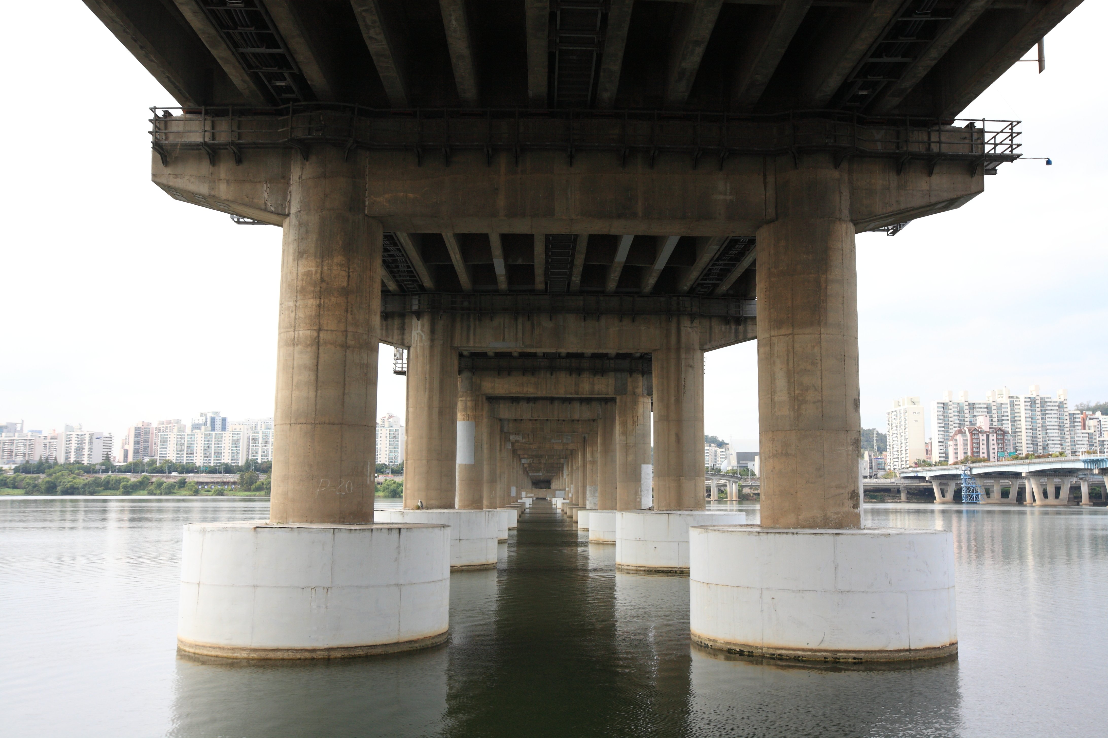 시공 단계 해석을 고려한 PSC BOX Girder Bridge 모델링 및 해석